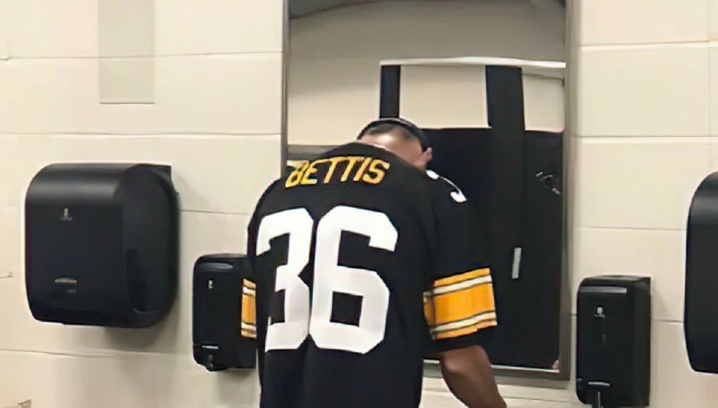 Steelers Fan Pooping Himself at Heinz Field Stadium During Steelers vs ...