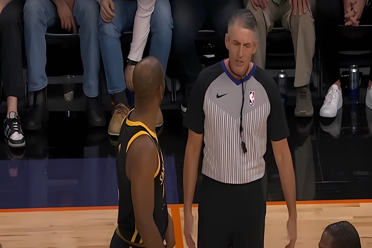 Chris Paul Finally Snaps Tries to Fight Scott Foster and Gets Ejected ...