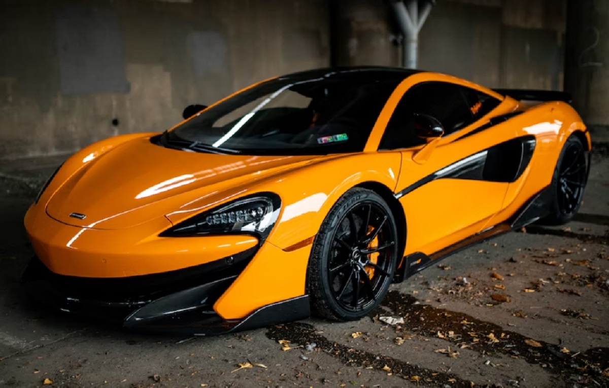 Kid Smashes Windshield of $250 McLaren With Skateboard Then Gets Chased ...