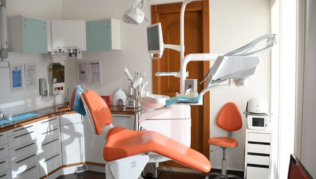 Rapper Moneybagg Yo Gets His Teeth Fixed in Colombia with Veneers For a ...